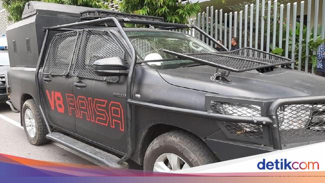 Mobil 'Raisa' Disiagakan di Depan Bawaslu Usai Penetapan Hasil Rekapitulasi