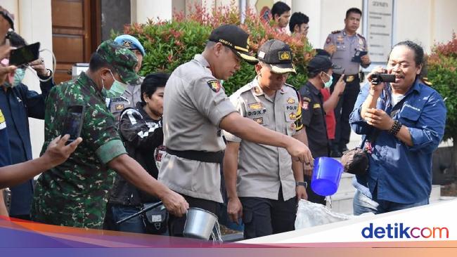 Polres Bogor Musnahkan Ribuan Botol Miras dan Petasan Jelang Idul Fitri Polres Bogor Musnahkan Ribuan Botol Miras dan Petasan Jelang Idul Fitri