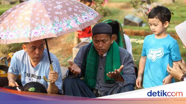 Momen Lebaran, Jasa Pembaca Doa di TPU Laris Manis