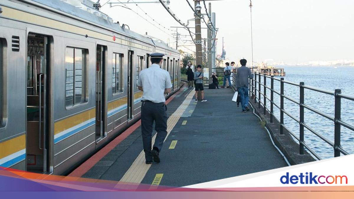 Foto: Stasiun Kereta Api di Samping Laut, Unik!