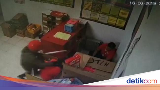 Perampokan Minimarket di Semarang, Kasir Ditodong Parang Perampokan Minimarket di Semarang, Kasir Ditodong Parang