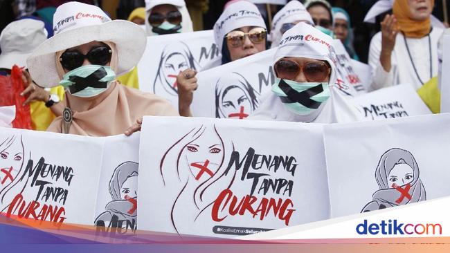 Massa Aksi Damai di Patung Kuda Kompak Pakai Masker