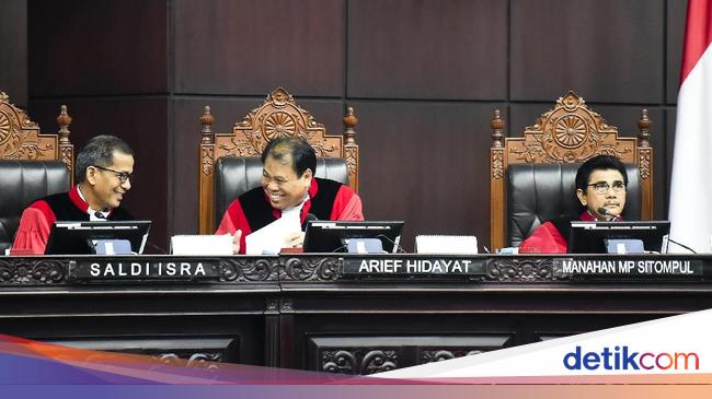 Terungkap! Arief Hidayat Pernah Mau Mundur dari Hakim Konstitusi