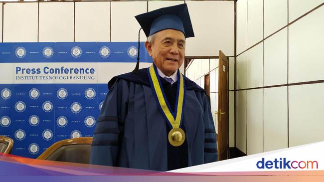 Mantan Bos Astra TP Rachmat Dianugerahi Gelar Doktor Kehormatan dari ITB