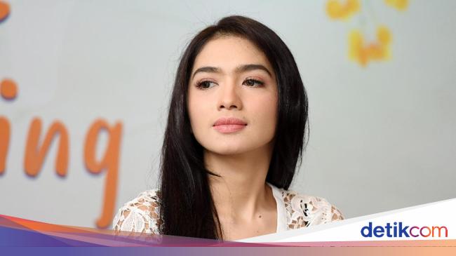 Angel Karamoy kok Bengong, Mikir Apa Ya?