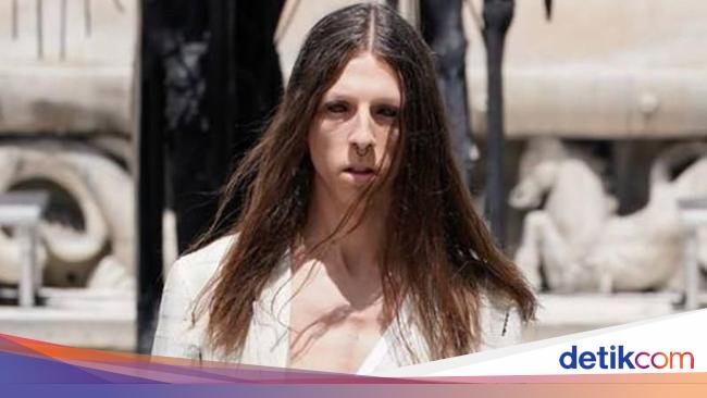 Model Pria Ini Tato Bola Mata Demi Penampilan yang Estetik