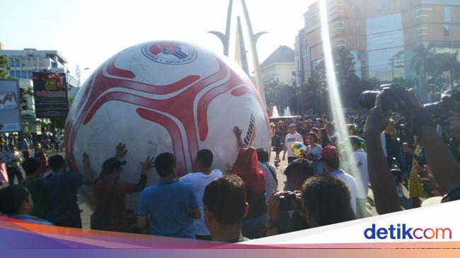 Bola Raksasa Sambut Acara ASEAN School Games di Semarang