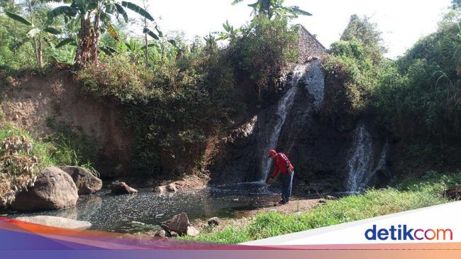 Iyuh...Air Sungai di Semarang Ini Hitam dan Berlendir karena Limbah