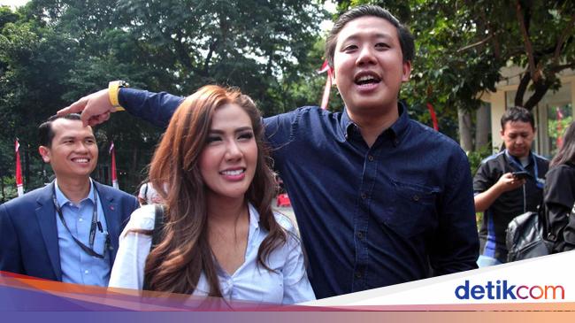 Ini Alasan Polisi Tetapkan Rey Utami dan Benua Tersangka 'Ikan Asin' Ini Alasan Polisi Tetapkan Rey Utami dan Benua Tersangka 'Ikan Asin'
