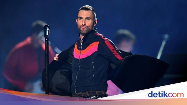 Penampilan Unik Adam Levine dengan Rambut Mohawk Dikepang Tempel