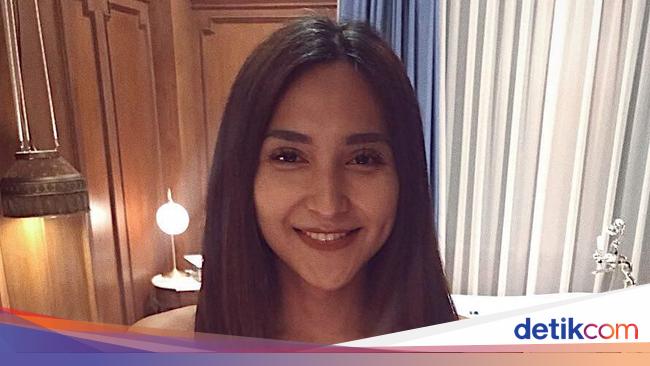Intip Pose Kuliner Anggun Dena Rachman yang Dilamar Kekasih Bulenya