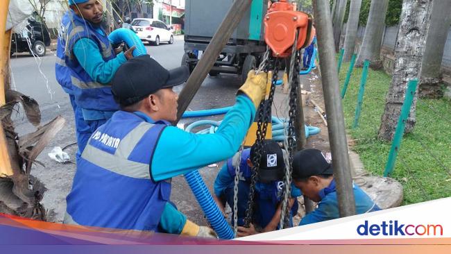 Potret Pembersihan Gorong-gorong Tersumbat Sampah Kondom di Kuningan