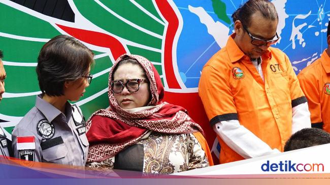 Nunung dan Suami Dituntut 1,5 Tahun Penjara Nunung dan Suami Dituntut 1,5 Tahun Penjara
