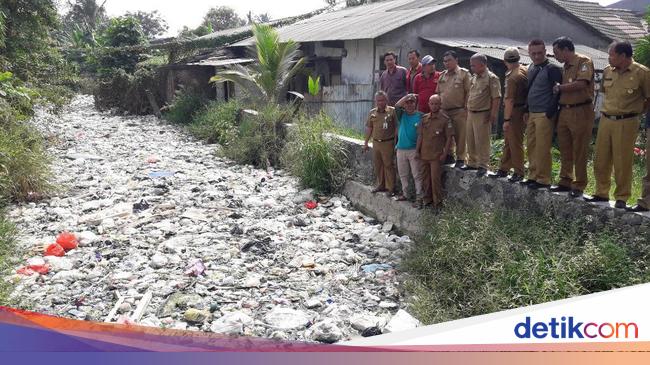 Dampak Sampah 1,5 Km di Kali Bahagia: DBD hingga Sekolah Diliburkan