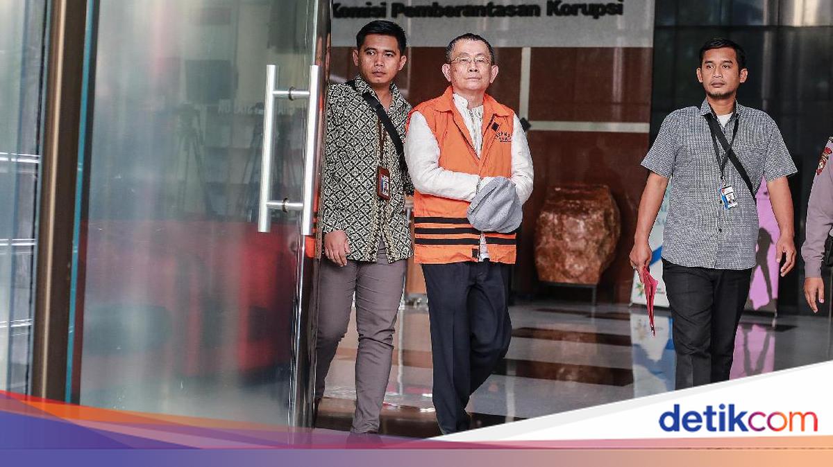 Ditahan KPK, Simon Susilo Tutupi Borgol dengan Topi