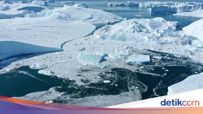 Potret Gunung Es di Greenland Mencair