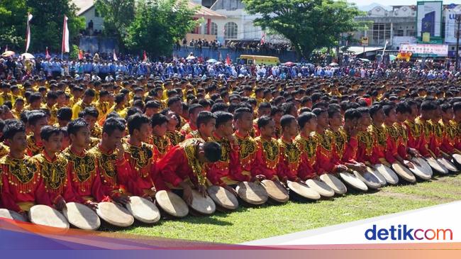2019 Pemuda Aceh Meriahkan HUT RI dengan Tarian Rapai Geleng