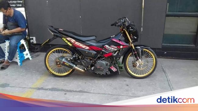 Wadidaw! Suzuki Satria Ini Pakai Mesin 390 cc dan Ban Cacing