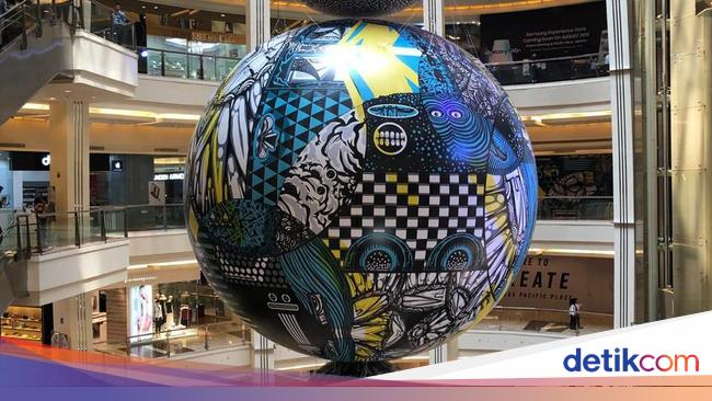 Balon Raksasa 'Monster' Darbotz Mejeng di Lobi Mal