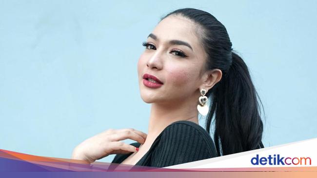Kenakan Dress Ketat, Siva Aprilia Pamer Lekuk Tubuh