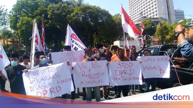 Pelantikan Anggota DPRD Surabaya Diwarnai Aksi Demo