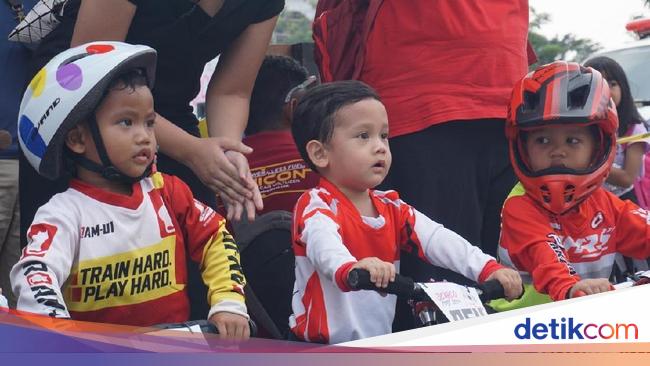 Lucunya Anak-anak Ramaikan Balap Sepeda Tanpa Dikayuh