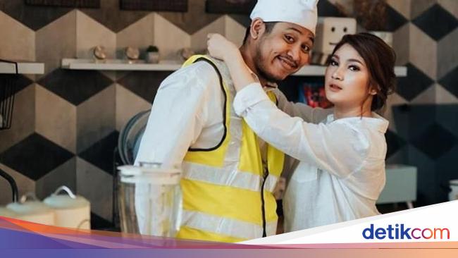 Sosok Tretan Muslim, Komedian yang Baru Menikah