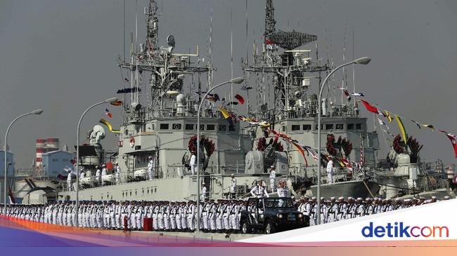 Defile Pasukan Meriahkan HUT TNI AL Ke-74 Defile Pasukan Meriahkan HUT TNI AL Ke-74
