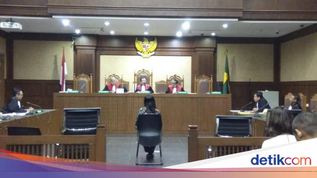 Hakim Tolak Eksepsi Indung Perantara di Kasus Suap Bowo Sidik Hakim Tolak Eksepsi Indung Perantara di Kasus Suap Bowo Sidik