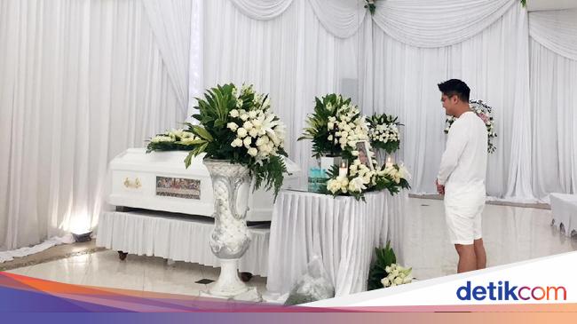 Boy William Serba Putih di Rumah Duka Raymond Hartanto