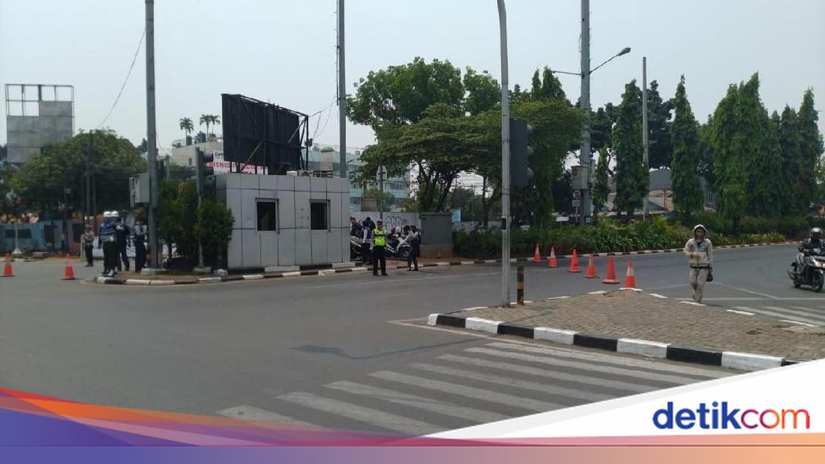 Arus Lalin Ditutup, Jalan TMP Kalibata Dipasangi Traffic Cone