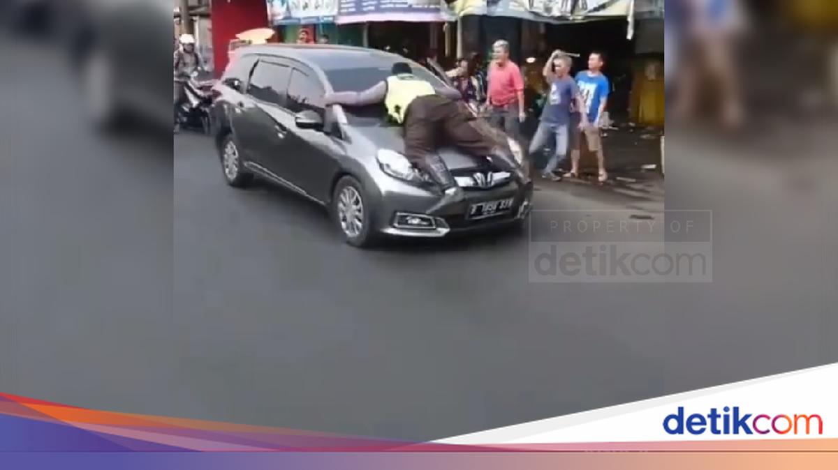 Cerita 2 Polisi Nemplok di Kap Mobil Saat Hendak Menilang