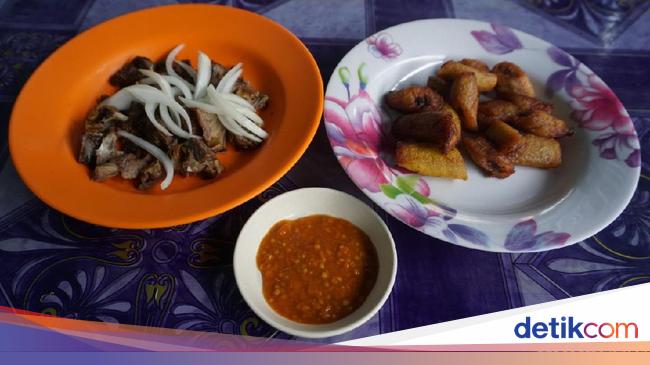 Sensasi Unik Makan Sate Domba Afrika Pakai Pisang Goreng