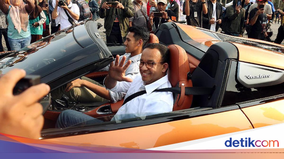 Momen Anies Tiba di Monas Nebeng Mobil Listrik
