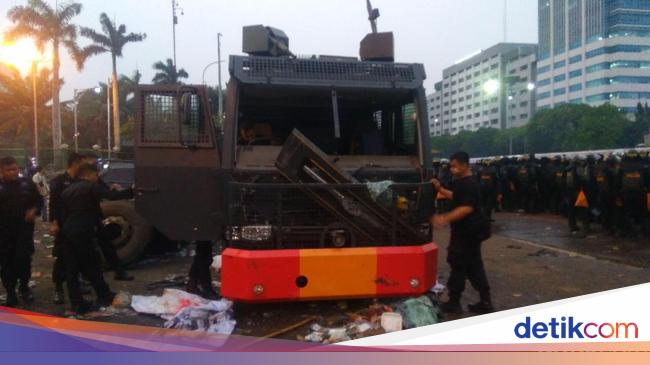 Water Cannon-Mobil RAISA Polisi di Gedung DPR Dirusak
