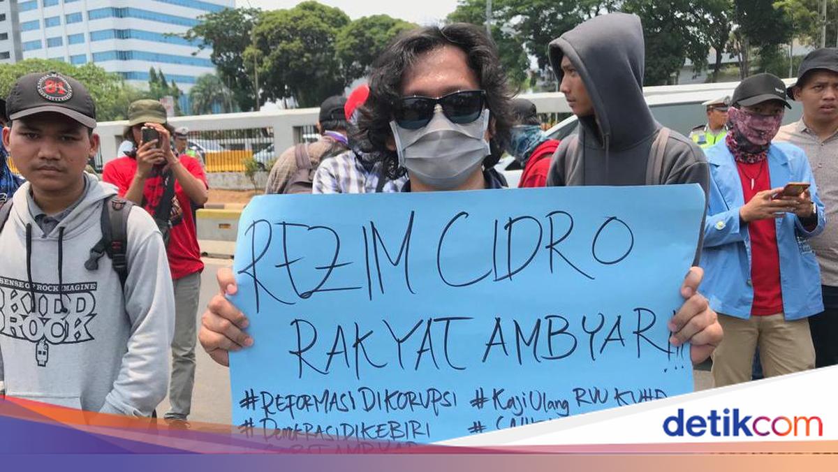 Poster Demo Mahasiswa di DPR: Rezim Cidro, Rakyat Ambyar