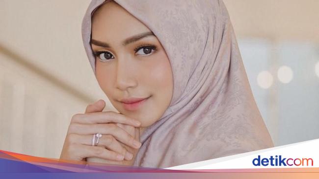 Inspirasi Gaya Hijab Pastel Ala Melody Prima Bintang Ftv Yang Jadi Ibu