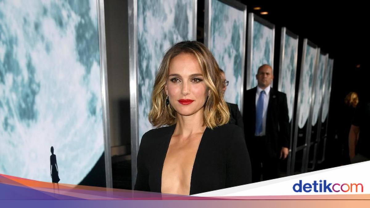 Foto: Gaya Seksi Natalie Portman di Premier Film Lucy in the Sky