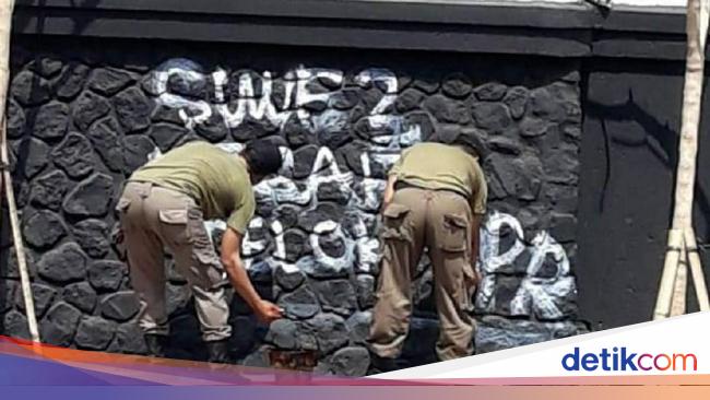 Pemkot Gerak Cepat Bersihkan Jejak Vandalisme Sisa #SurabayaMenggugat Pemkot Gerak Cepat Bersihkan Jejak Vandalisme Sisa #SurabayaMenggugat