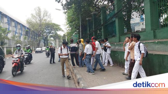 Pelajar Demo Sambil Merokok, Gambaran Miris Perokok Muda di Indonesia