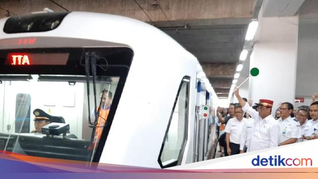 Tiup Peluit, Menhub Resmikan Operasi KA Bandara dari Manggarai