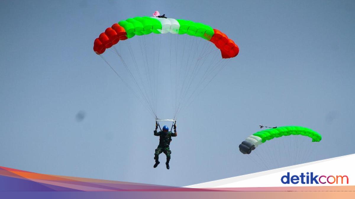 Penerjun Payung Jatuh dari Ketinggian 1.600 Kaki Siswa Pasukan Elite TNI AU