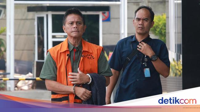 Momen Tangan Soetikno Diborgol dan Pakai Baju Tahanan