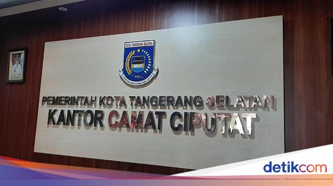 Camat Ciputat Pastikan Surat Edaran PNS Wanita Wajib Bergamis Hitam Hoax
