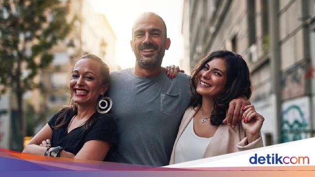 Kisah Istri Bantu Suami Nikahi Mantan Pacar, Kini Mereka Bertiga Hidup Bersama