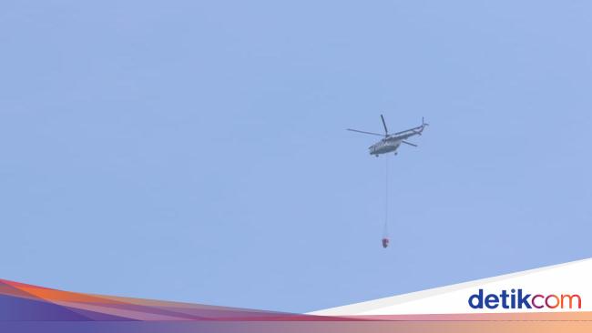 Begini Teknis Pemadaman Api dengan Helikopter Water Bombing di Banyuwangi