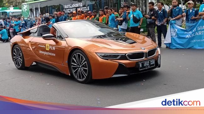 Karnaval Jakarta Langit Biru, Mobil hingga Bus Listrik Konvoi di Sudirman