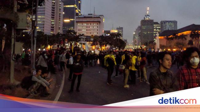 Demo di Patung Kuda Usai, Massa KASBI dan Mahasiswa Bubar Demo di Patung Kuda Usai, Massa KASBI dan Mahasiswa Bubar