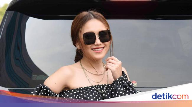 Ayu Ting Ting Pamer Bahu Seksi, Lengannya Ada Tahi Lalat Ayu Ting Ting Pamer Bahu Seksi, Lengannya Ada Tahi Lalat