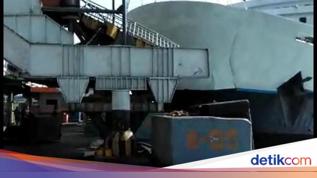 Kapal Tabrak Rambu Suar di Bakauheni, Dermaga 7 Pelabuhan Merak Ditutup